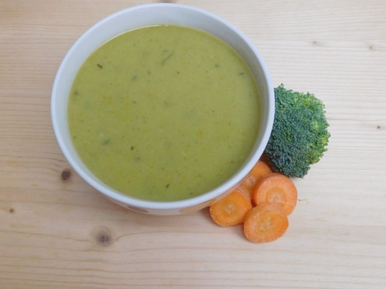 Kremna brokolijeva juha, ki premami - OblizniPrste.si