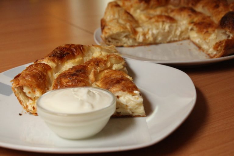 Hitri sirov burek - OblizniPrste.si