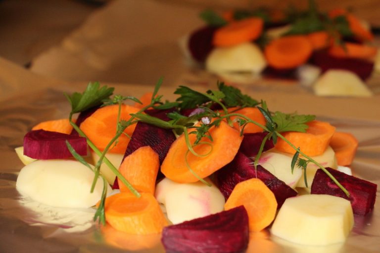 V foliji pečena zelenjava in meso - OblizniPrste.si