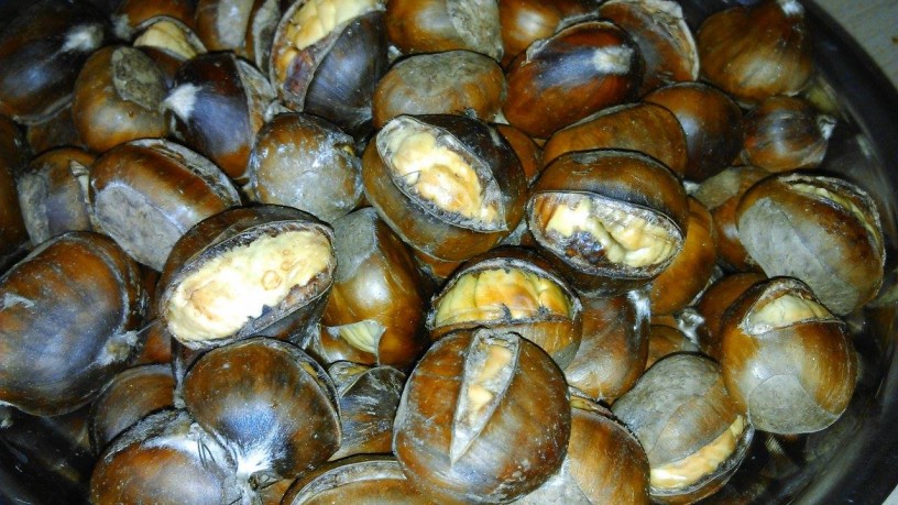 Pečen kostanj v pečici - OblizniPrste.si