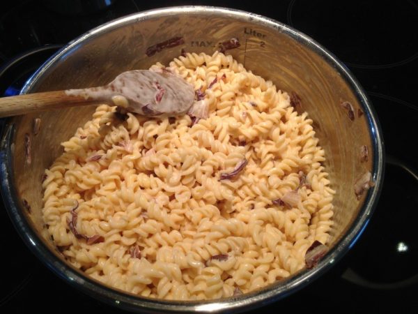 Slastni fusilli s treviškim radičem - OblizniPrste.si