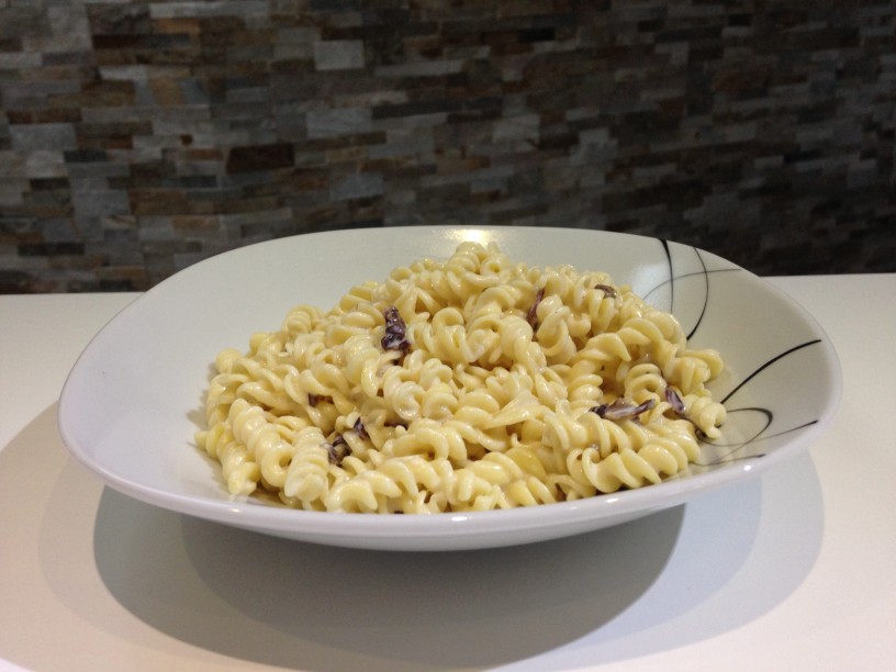 Slastni fusilli s treviškim radičem - OblizniPrste.si