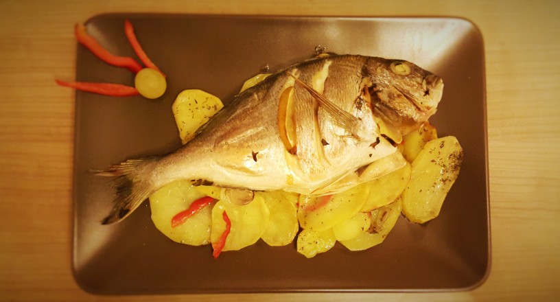 Bela riba na krompirjevi posteljici - OblizniPrste.si