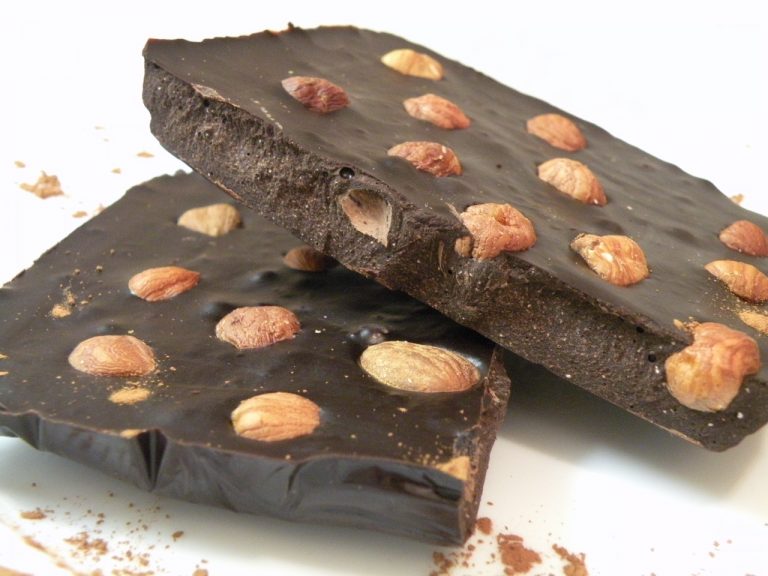 Domača čokolada z lešniki - OblizniPrste.si