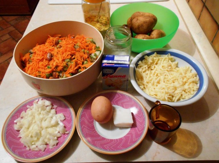 Gratinirana zelenjava s krompirjem - OblizniPrste.si