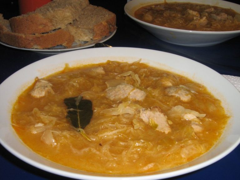 Tradicionalni segedin ali golaž s kislim zeljem - OblizniPrste.si