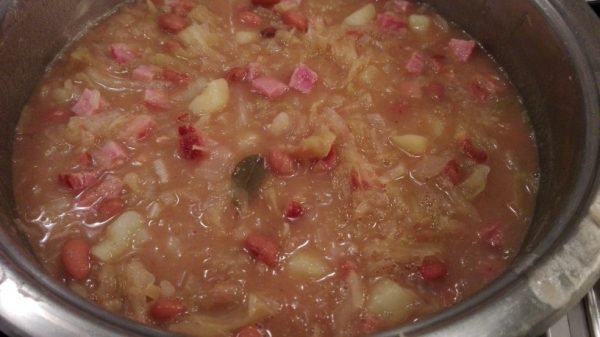 Jota s kislim zeljem - OblizniPrste.si