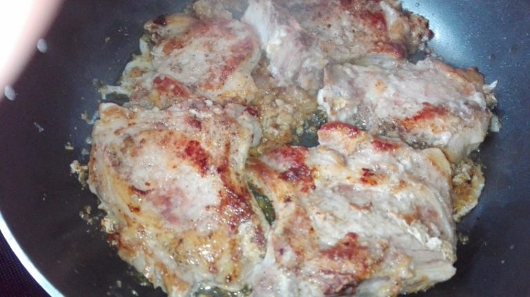 Kotleti s šampinjoni in smetano - OblizniPrste.si