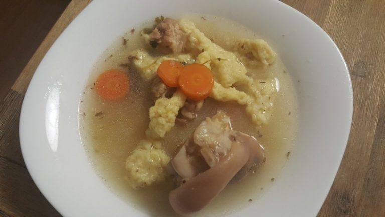 Kisla juha s svinjskimi parklji - OblizniPrste.si