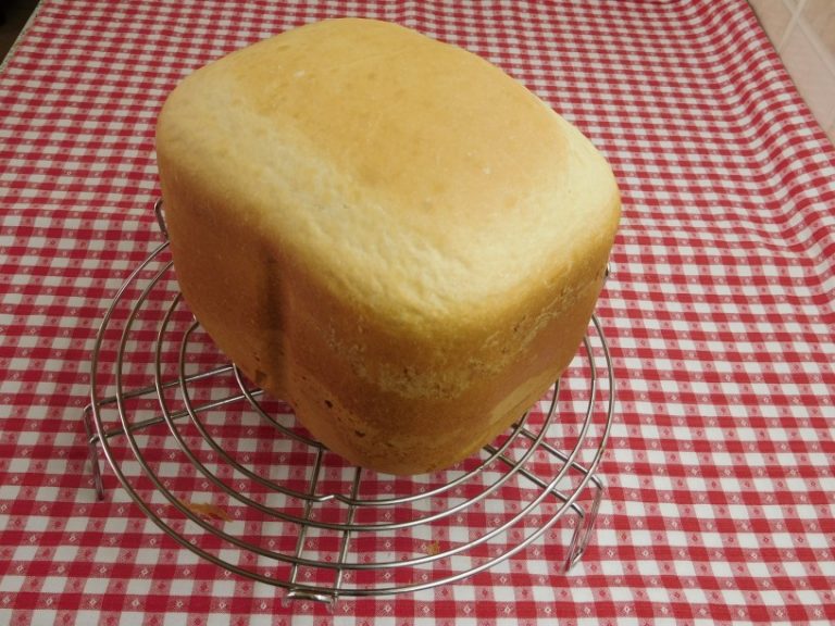 Mlečni bel kruh iz kruhomata - OblizniPrste.si