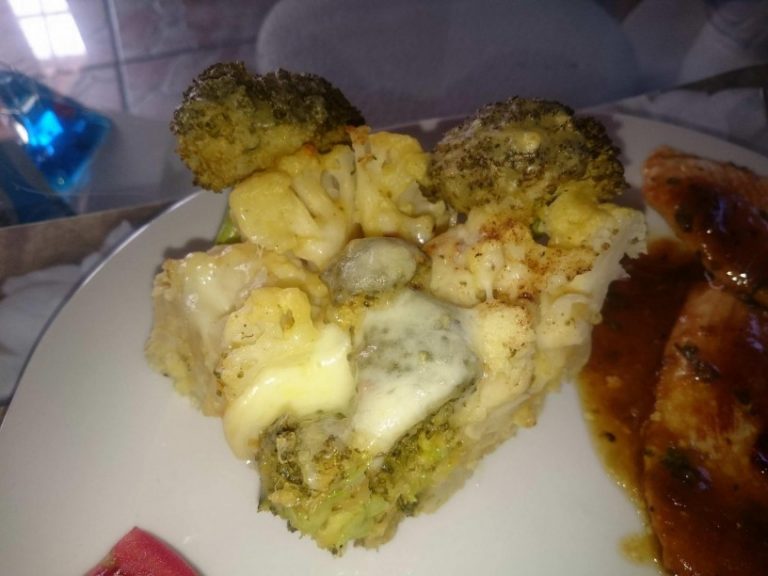 Slastna gratinirana cvetača in brokoli - OblizniPrste.si