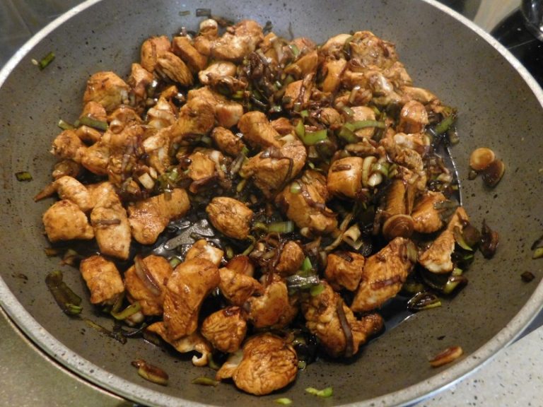 Piščanec s porom v sojini omaki - OblizniPrste.si