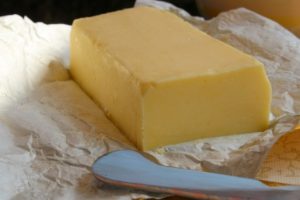 Domače maslo - osnovni recept - OblizniPrste.si