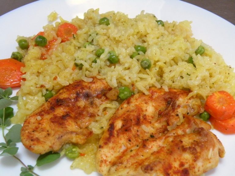 Zelenjavni riž s piščancem iz pečice - OblizniPrste.si