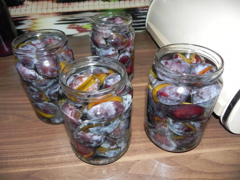 Domač slivov kompot - OblizniPrste.si