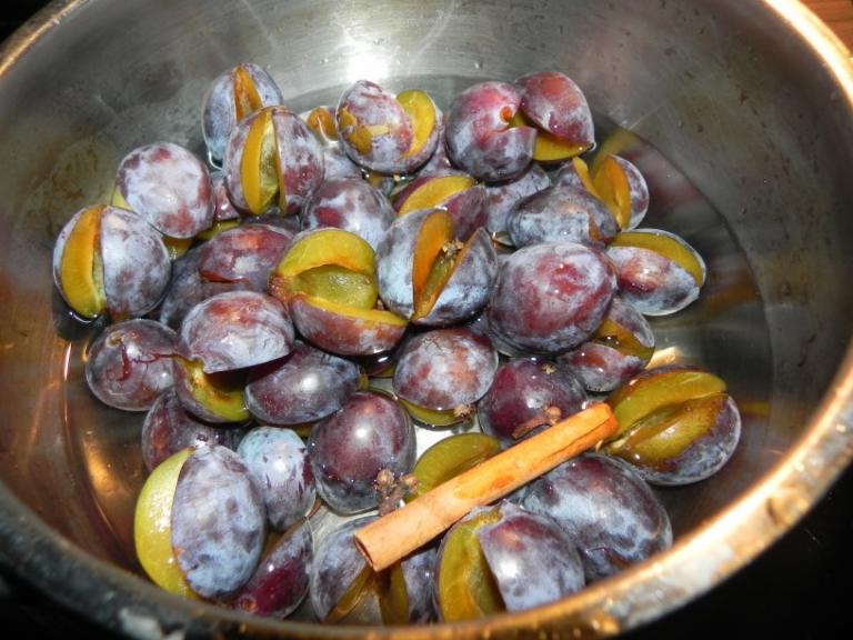 Preprost aromatičen slivov liker - OblizniPrste.si