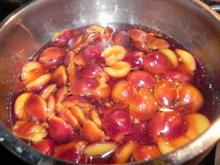 Preprost aromatičen slivov liker - OblizniPrste.si