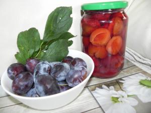 Domač slivov kompot - OblizniPrste.si