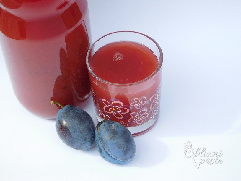 Domač slivov sok - OblizniPrste.si