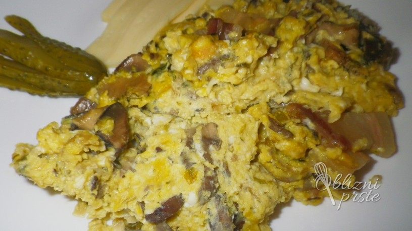 Jajca s panceto in gobami - OblizniPrste.si