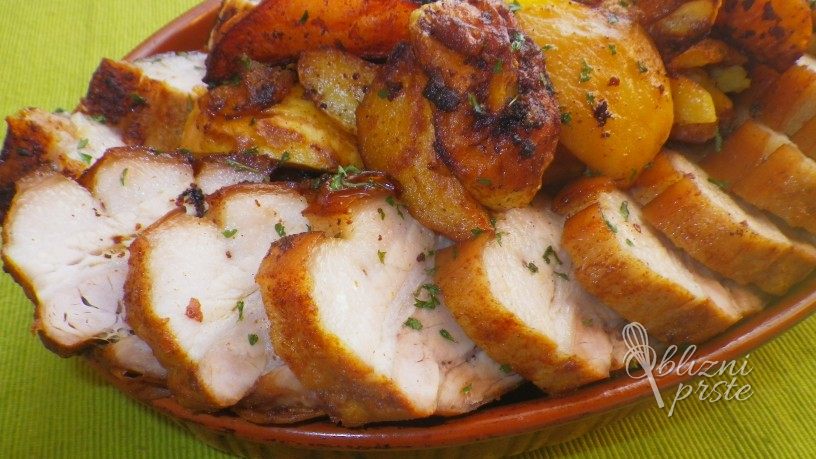 Pečena svinjska rebrca s krompirjem - OblizniPrste.si