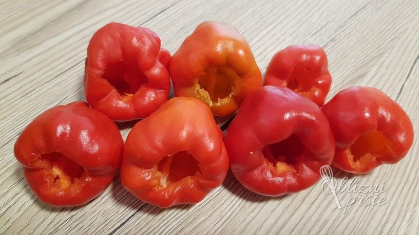 Polnjene mini paprike s praženim krompirjem - OblizniPrste.si