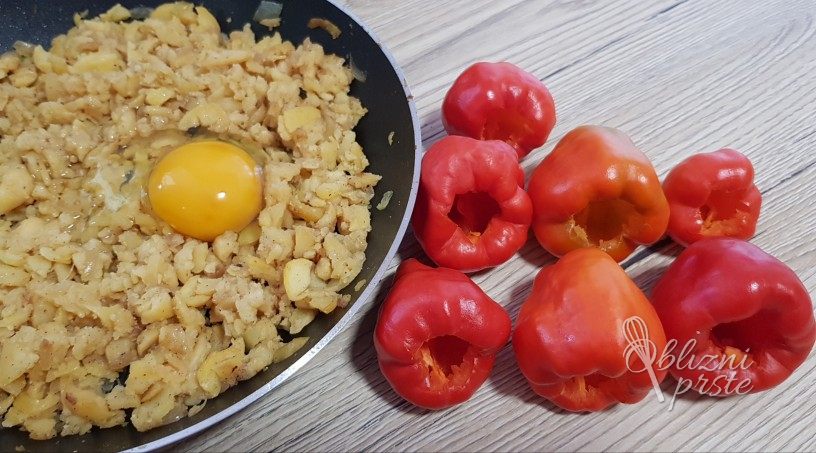 Polnjene mini paprike s praženim krompirjem - OblizniPrste.si