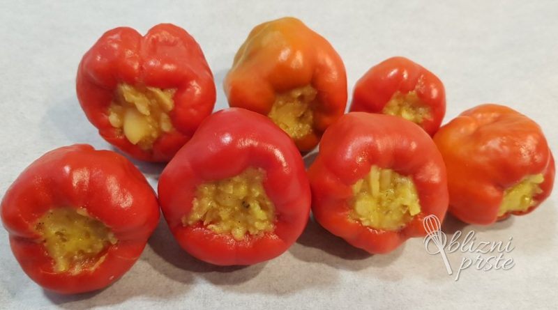 Polnjene mini paprike s praženim krompirjem - OblizniPrste.si