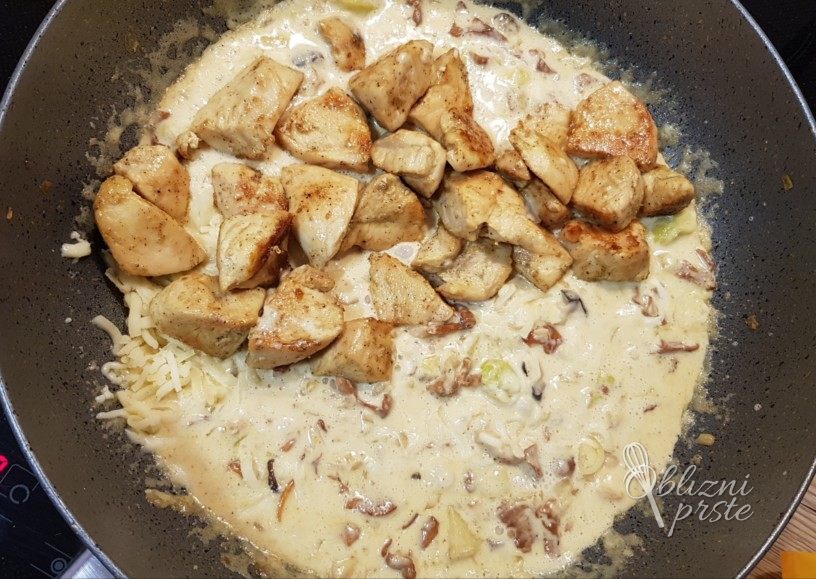 Pečeno piščančje meso s kremno gobovo omako - OblizniPrste.si