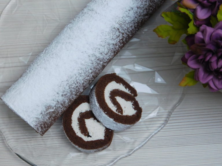 Čokoladno kokosova rolada - OblizniPrste.si