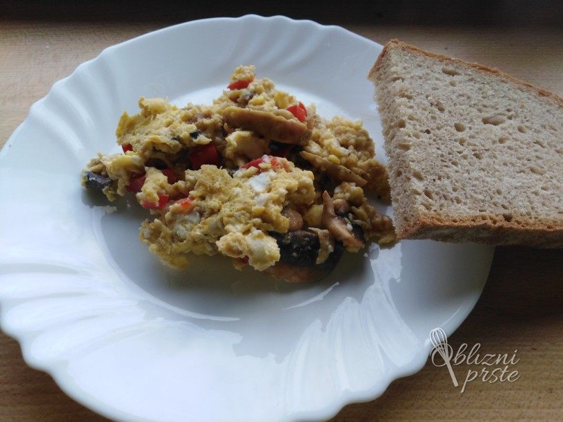 Umešana jajca s papriko in šampinjoni - OblizniPrste.si