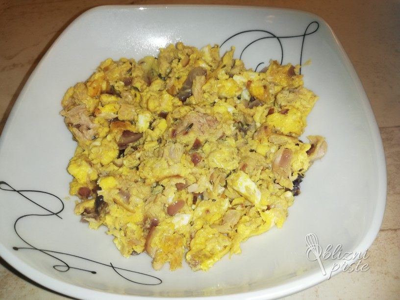 Umešana jajca s čebulo in tuno - OblizniPrste.si