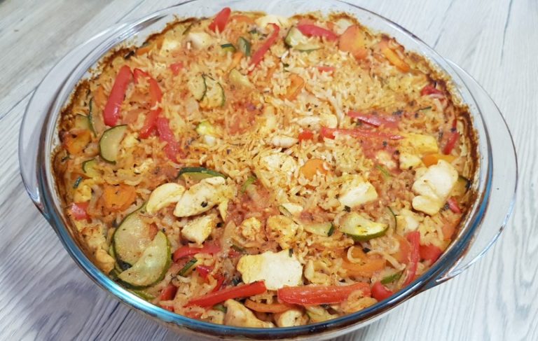 Riž s piščancem in zelenjavo - pečen v pečici - OblizniPrste.si