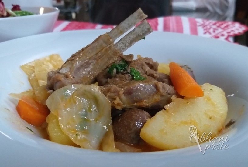 Kalja, bosanska jed na žlico iz zelja in krompirja z jagnjetino ...