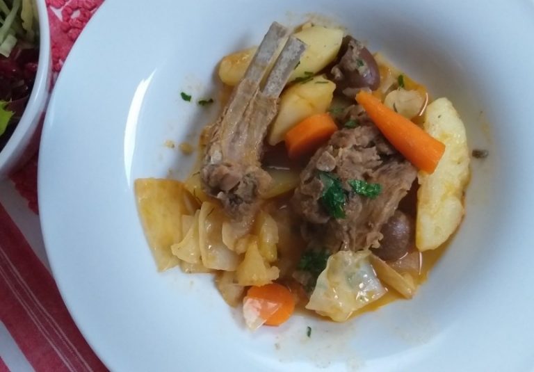 Kalja, bosanska jed na žlico iz zelja in krompirja z jagnjetino ...