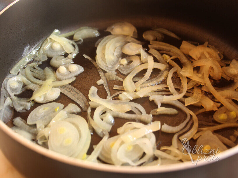 Riževi rezanci s piščancem in arašidi - OblizniPrste.si