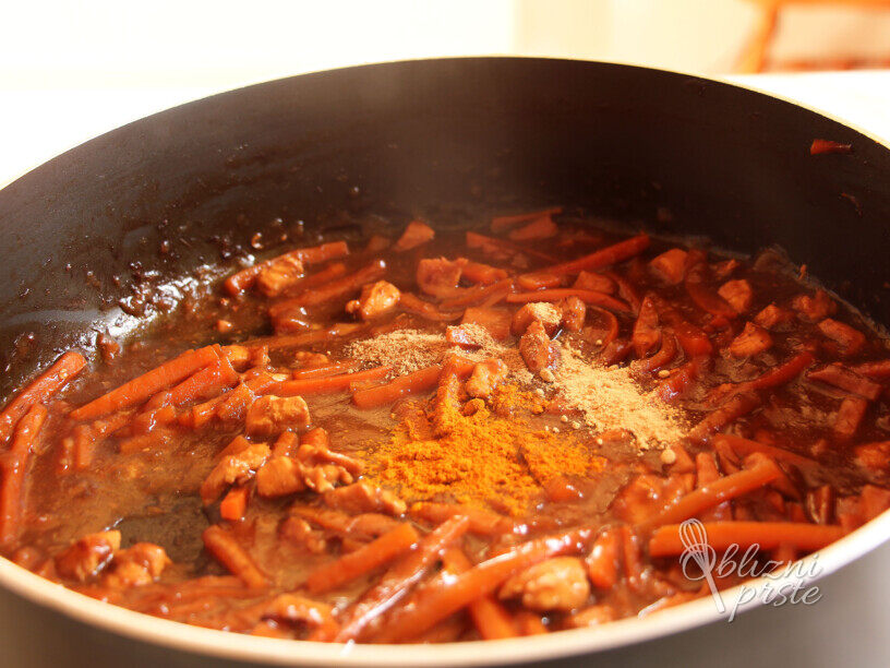 Riževi rezanci s piščancem in arašidi - OblizniPrste.si