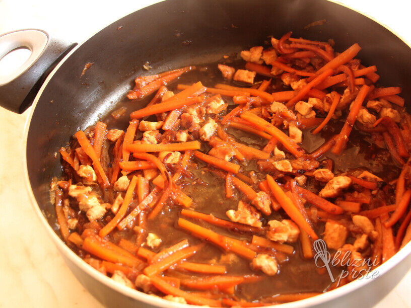 Riževi rezanci s piščancem in arašidi - OblizniPrste.si