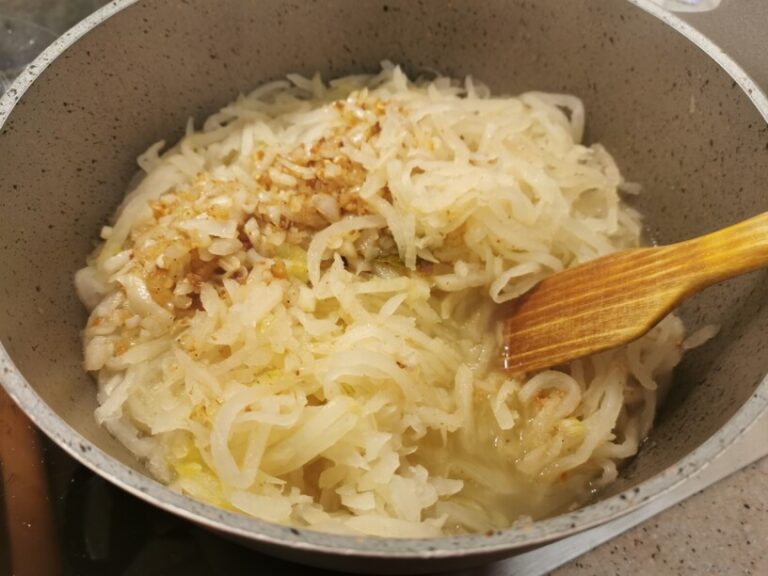 Kisla repa zabeljena z zaseko - OblizniPrste.si