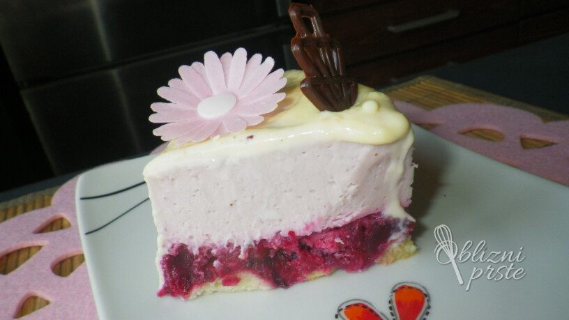 Osvežilna sadna torta - OblizniPrste.si