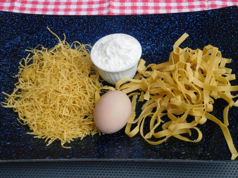 Domači jajčni rezanci - OblizniPrste.si