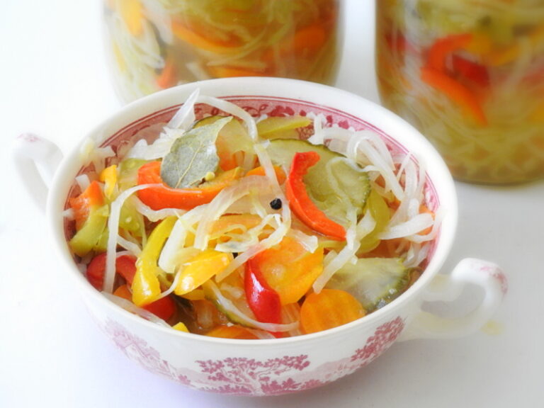 Pisana srbska solata - OblizniPrste.si