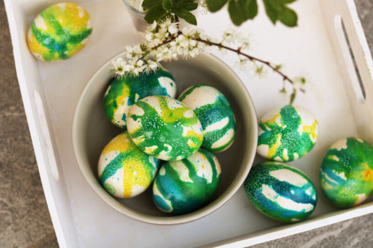 Pirhi pobarvani s pomočjo kapalke - OblizniPrste.si