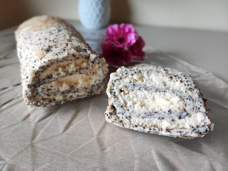 Rolada z makom in belo čokolado - OblizniPrste.si