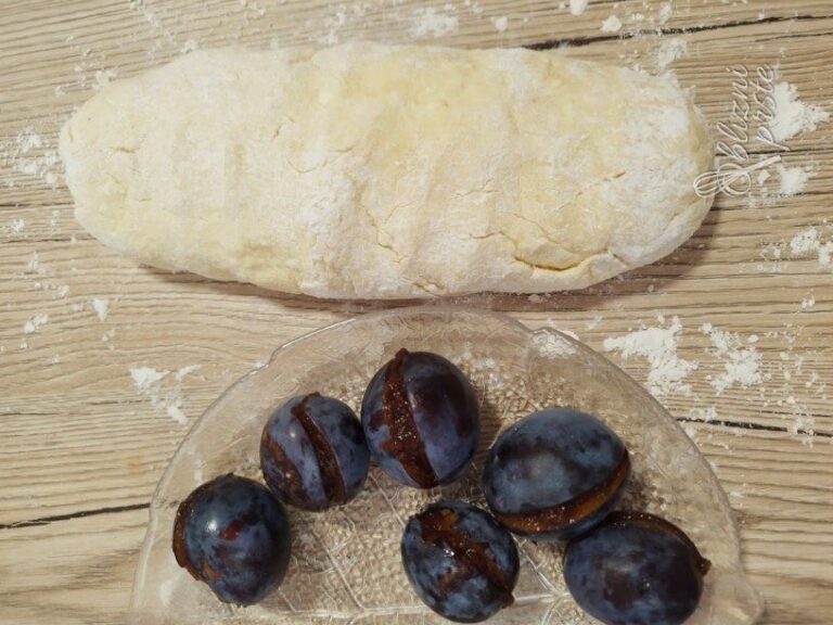 Rahli slivovi cmoki s skuto - OblizniPrste.si