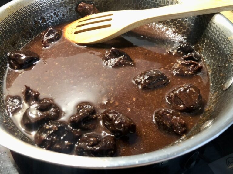 Svinjska ribica v slivovi omaki - OblizniPrste.si