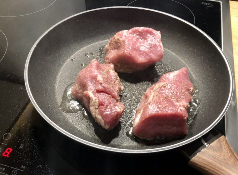 Svinjska ribica v slivovi omaki - OblizniPrste.si