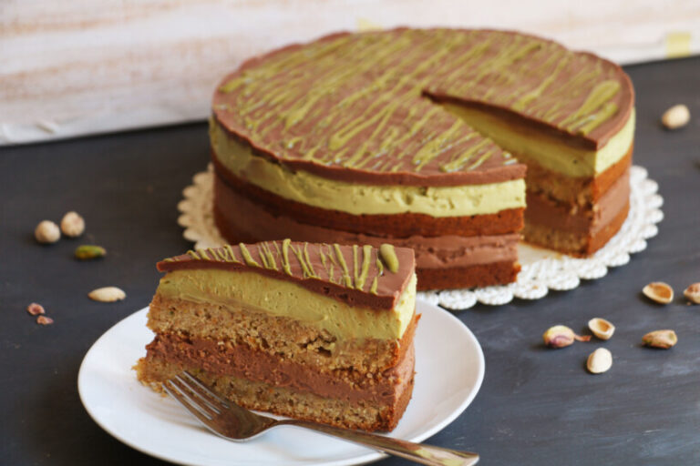 Pistacijeva torta s čokolado - OblizniPrste.si